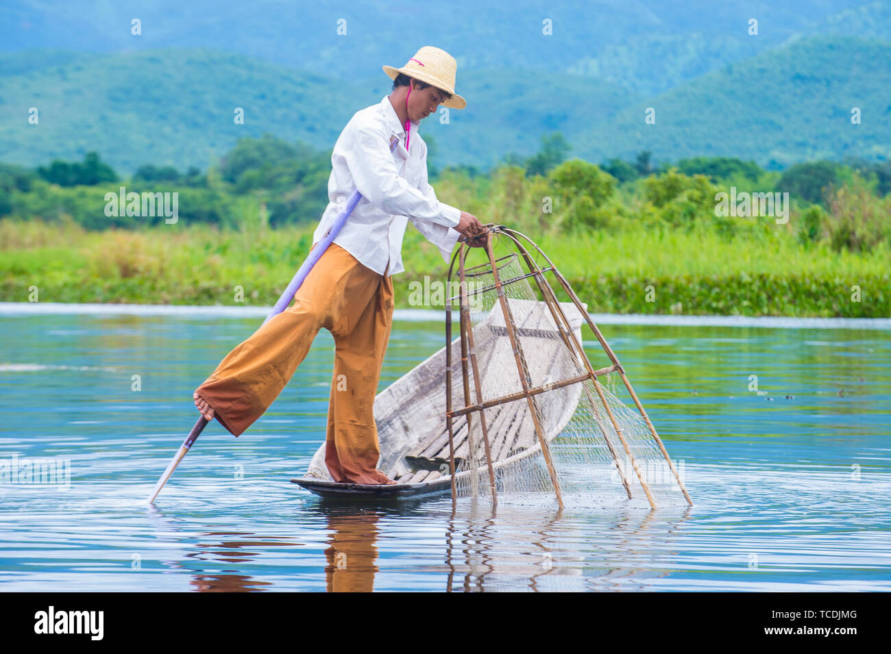 Traditional burmese fishing boat hi-res stock photography and images ...