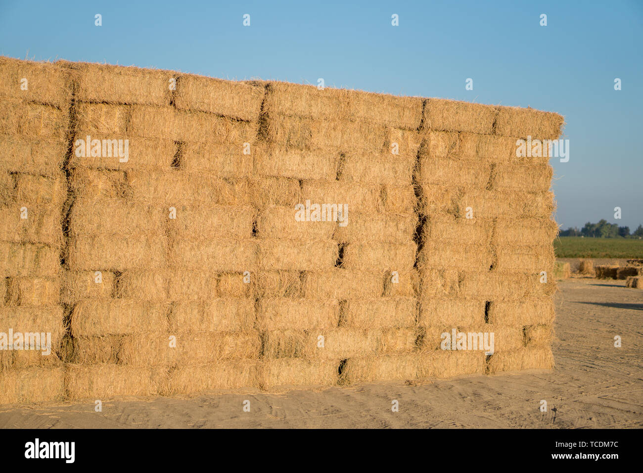 Stack of hay bails hi-res stock photography and images - Alamy