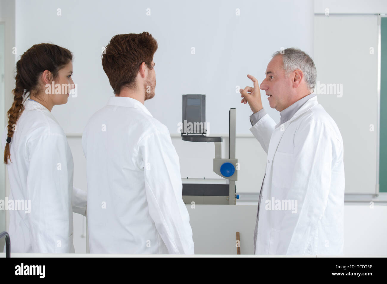 school boys with teacher in chemistry class Stock Photo - Alamy