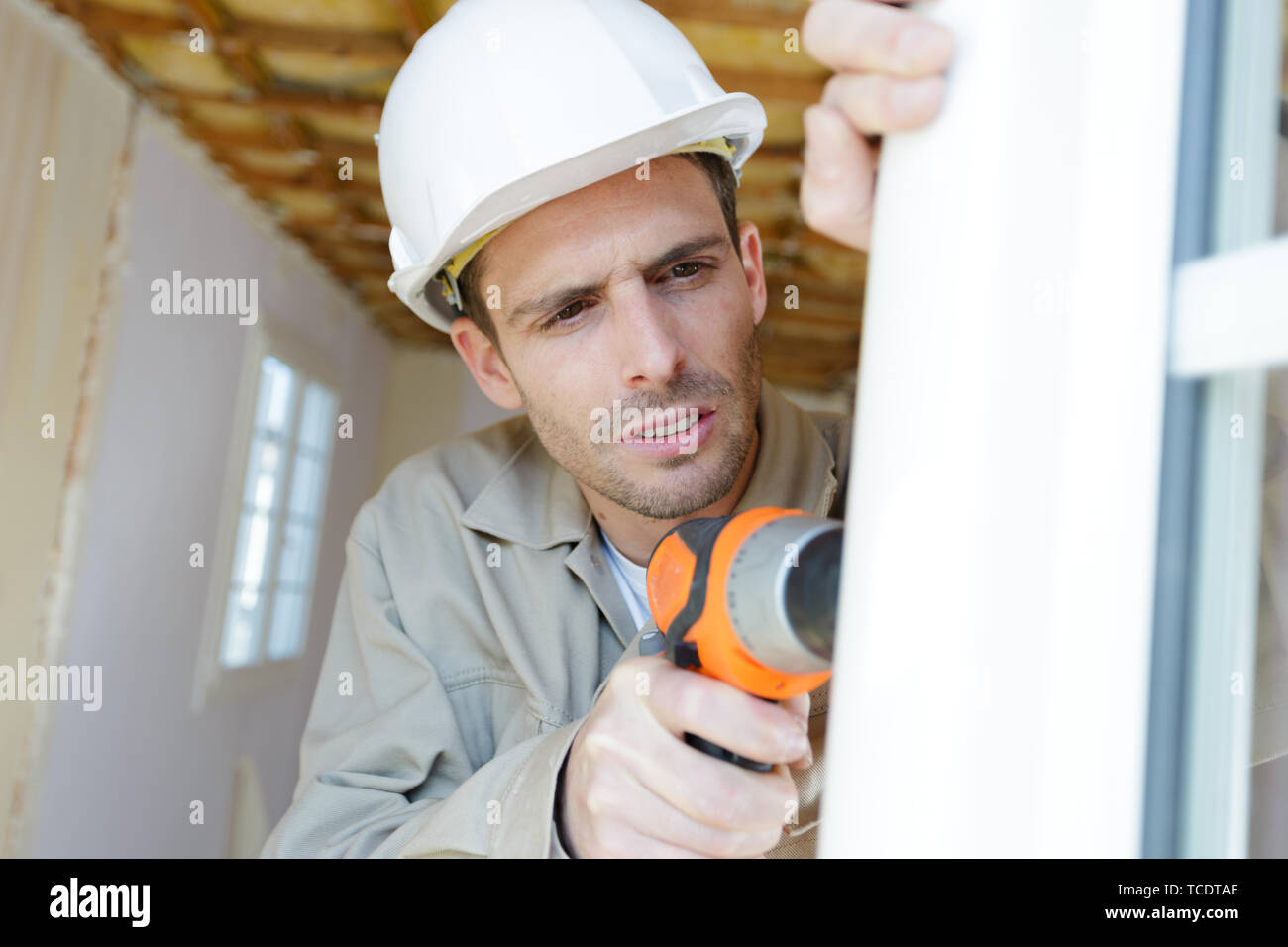 Construction worker using drill hi-res stock photography and images - Alamy