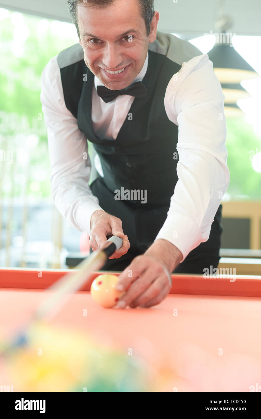 portrait of a professional playing snooker Stock Photo - Alamy
