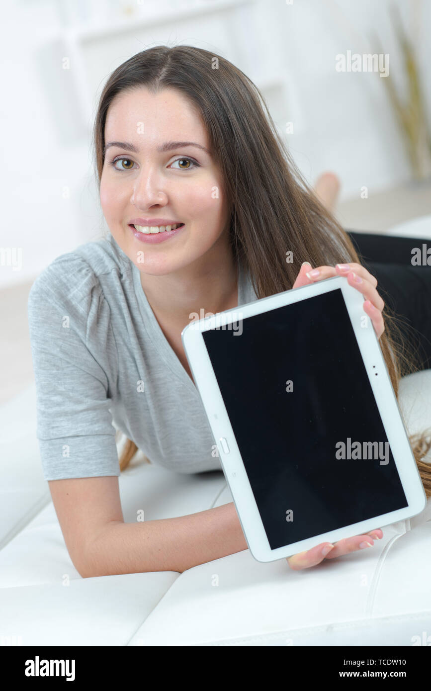 beautiful young woman showing tablet Stock Photo - Alamy