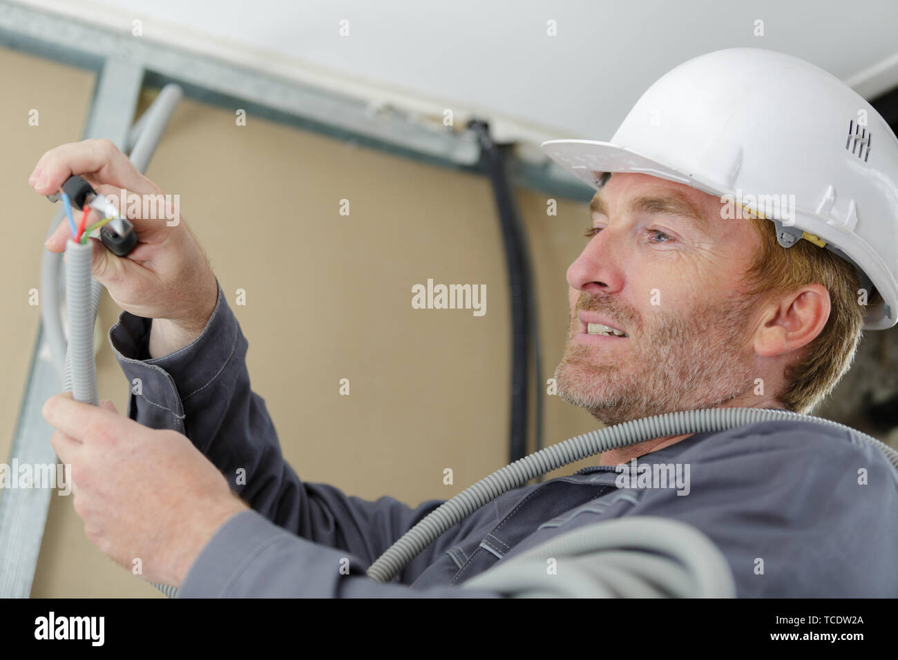Cable tv technician with hat hi-res stock photography and images - Alamy