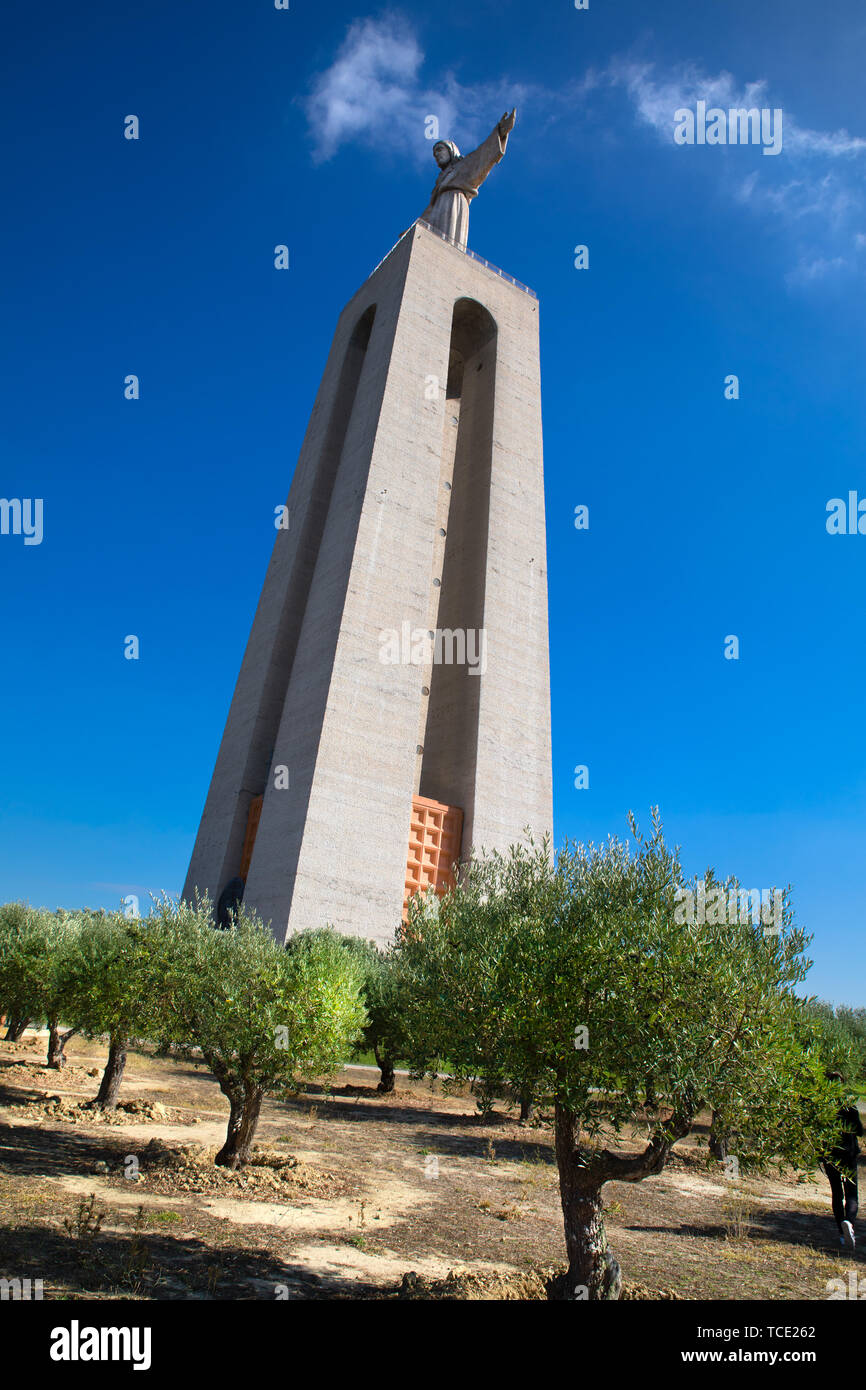 Cristo rei statue lisbon portugal hi-res stock photography and images ...