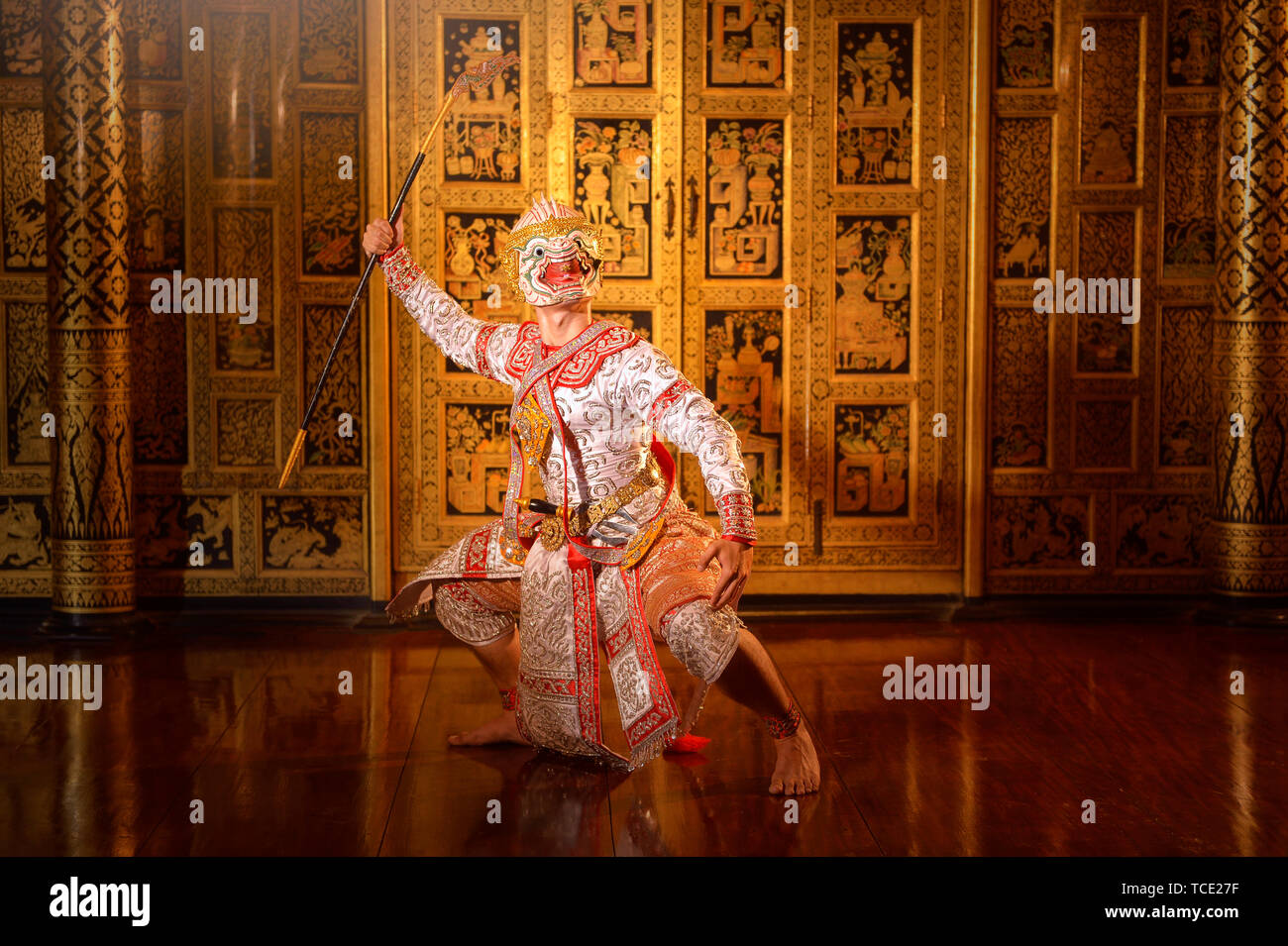 Khon mask dancing hi-res stock photography and images - Alamy