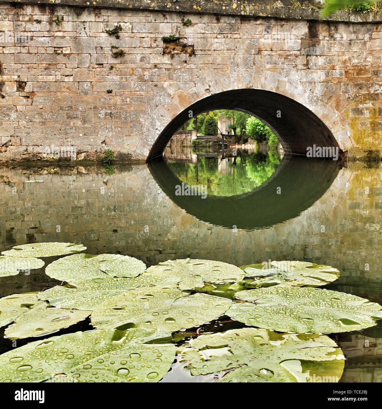 Square bridge across lake hi-res stock photography and images - Alamy