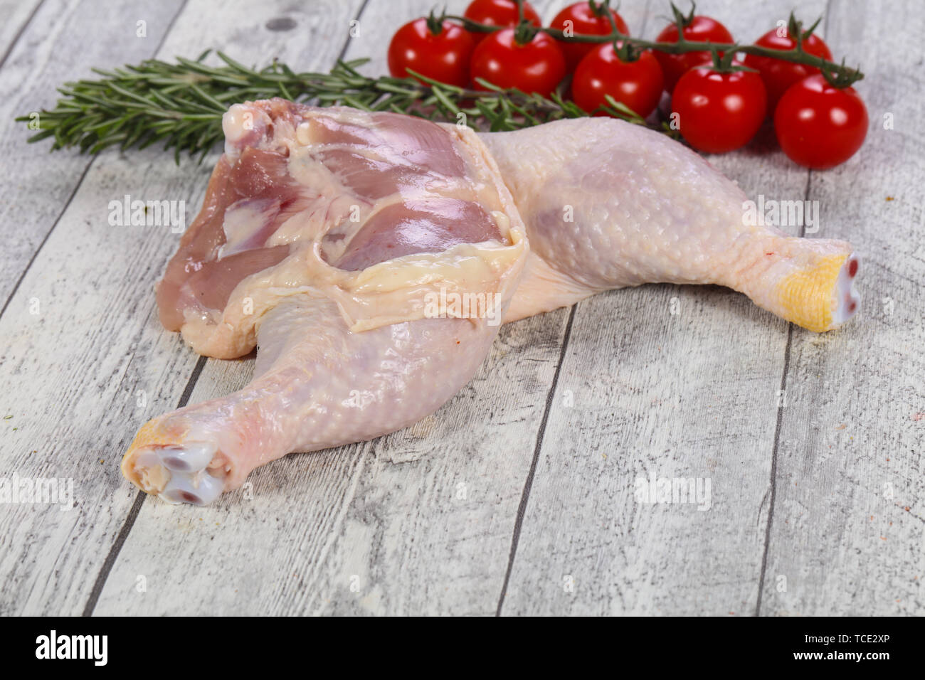 Two raw chicken drumsticks hi-res stock photography and images - Alamy