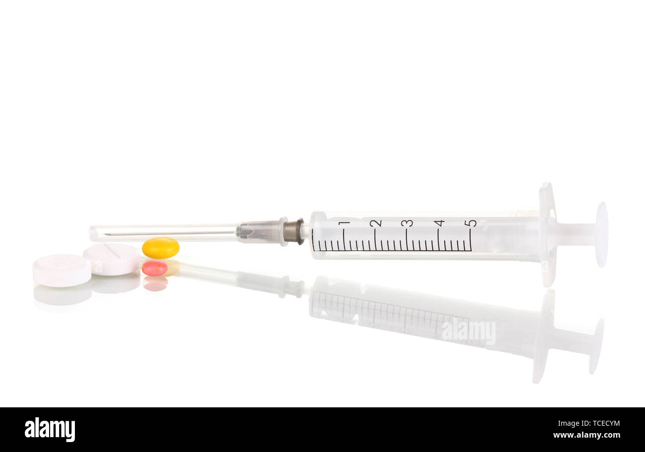 Syringe and tablets isolated on white Stock Photo - Alamy