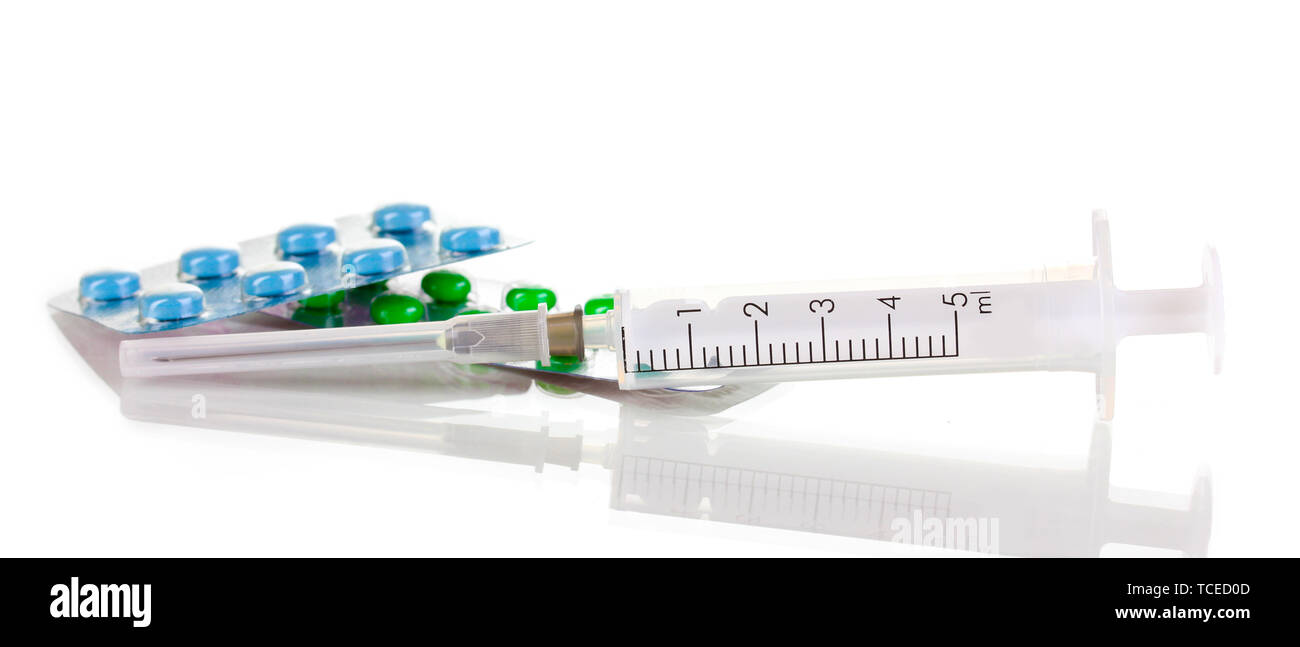 Syringe and tablets isolated on white Stock Photo - Alamy