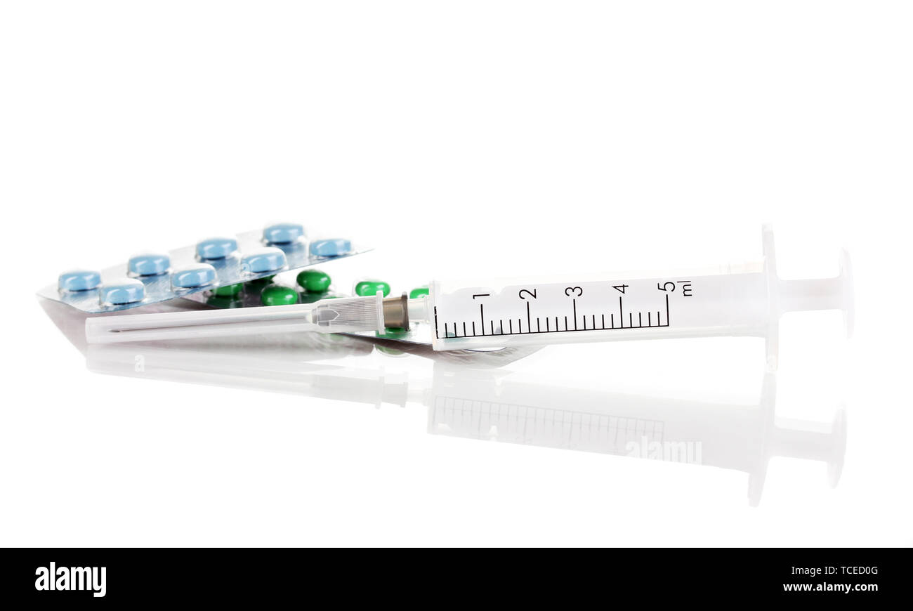 Syringe and tablets isolated on white Stock Photo - Alamy