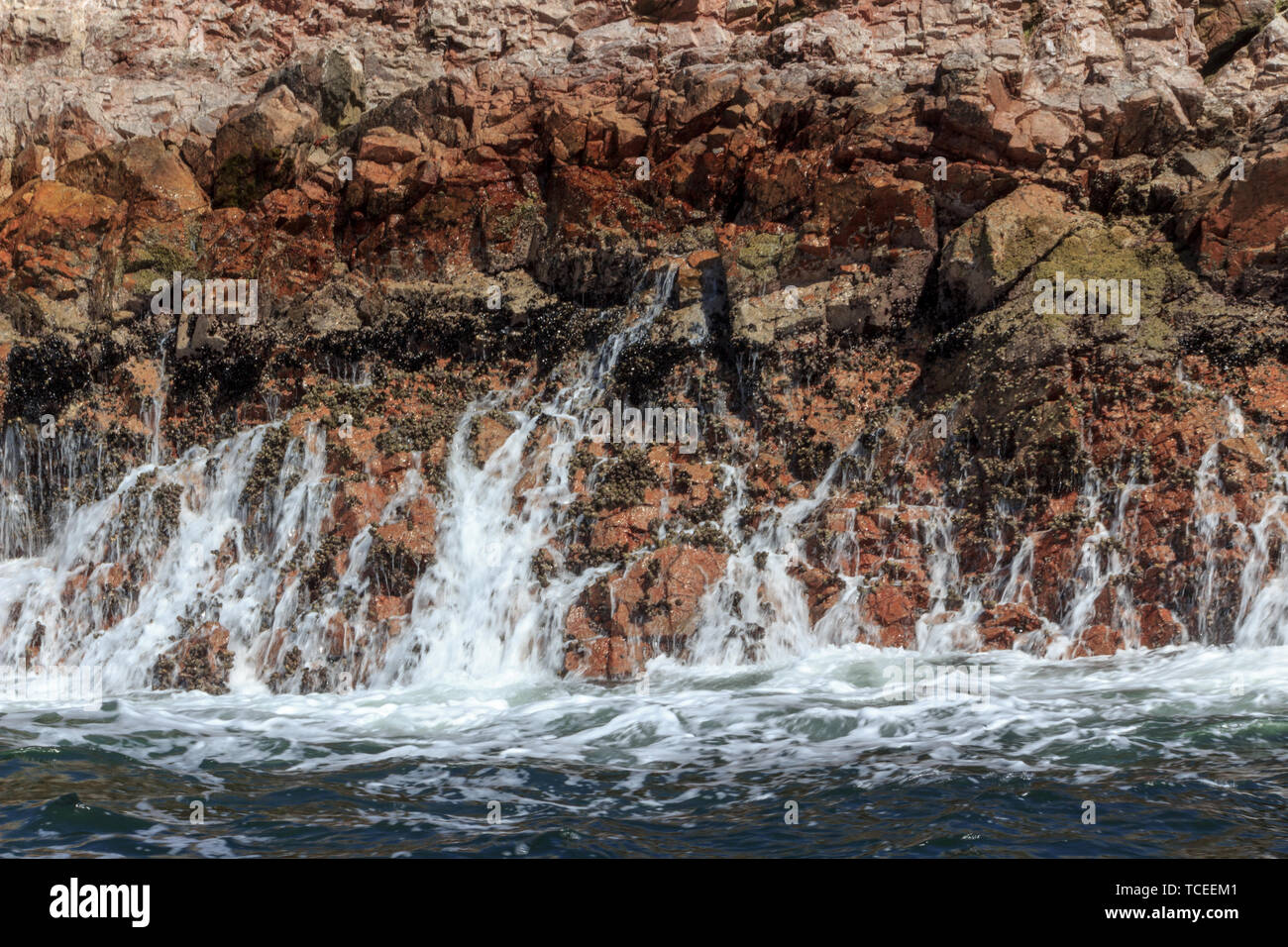 water running off a cliff after a wave Stock Photo - Alamy