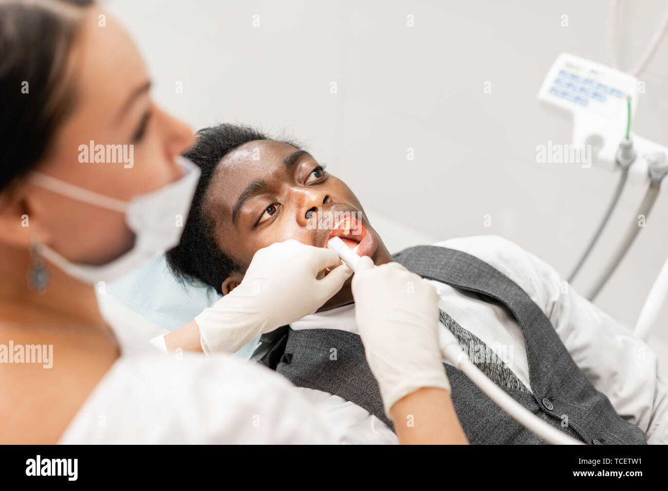 Inspection with a dental macro camera and displays the result on the ...
