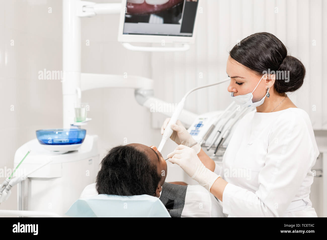 Inspection with a dental macro camera and displays the result on the ...