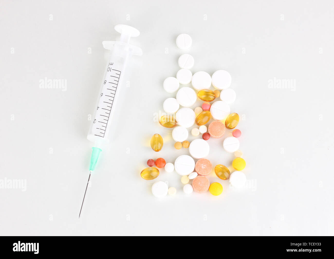 Syringe and tablets isolated on white Stock Photo - Alamy