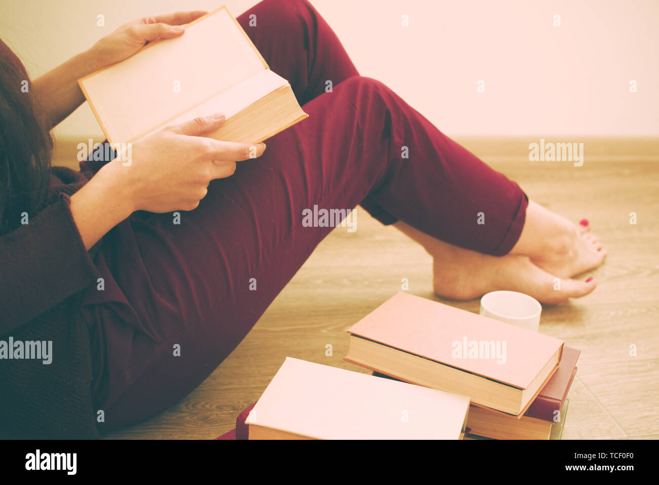Woman reading the book Stock Photo - Alamy