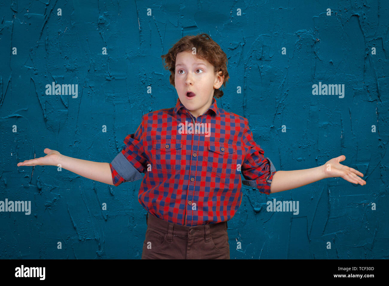 Child shrug face hi-res stock photography and images - Alamy