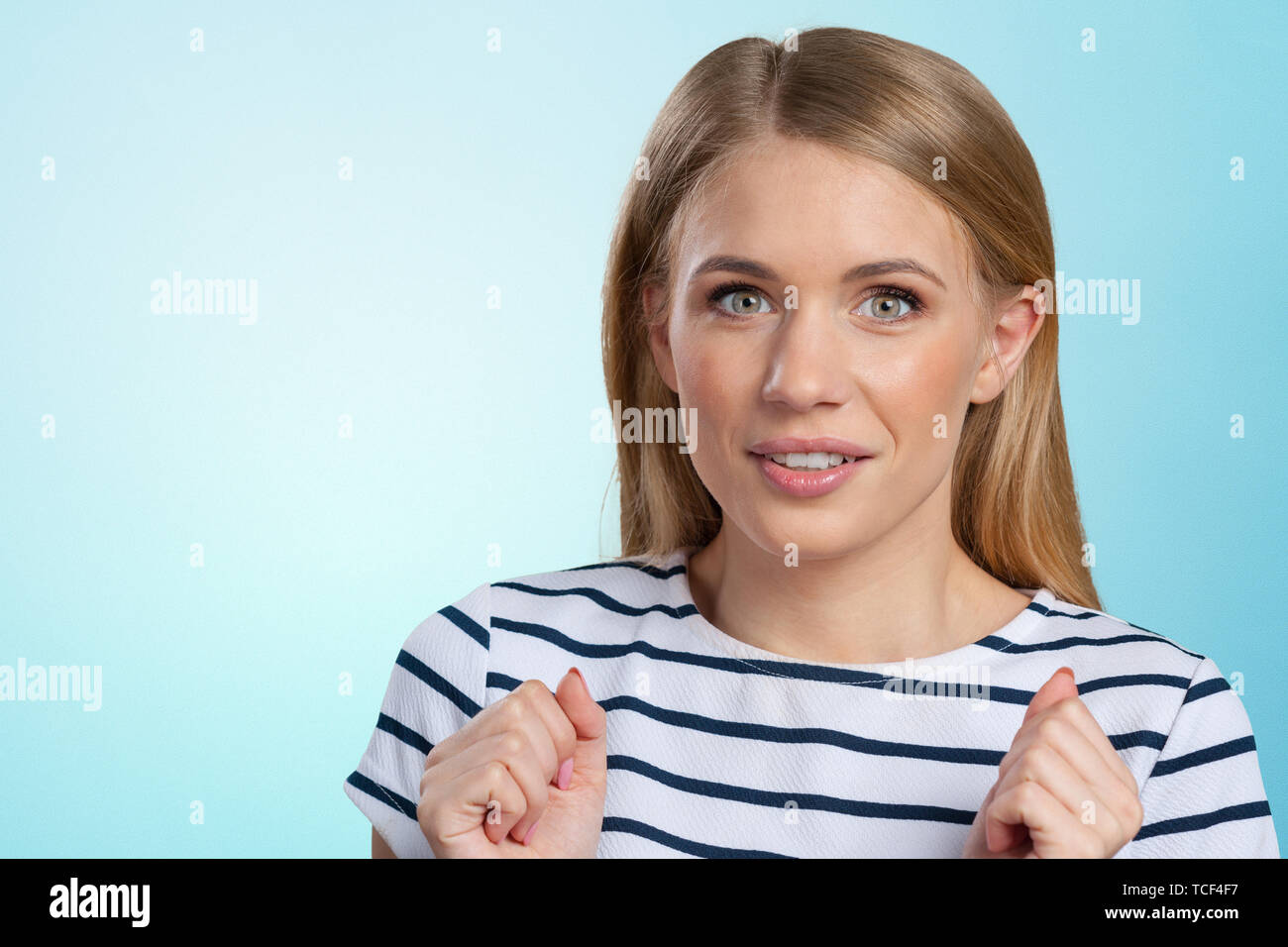 Amazed woman looking at camera Stock Photo - Alamy