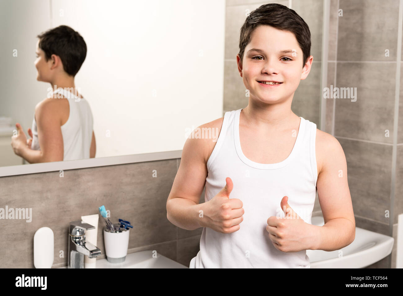 Mirror showing person hi-res stock photography and images - Alamy