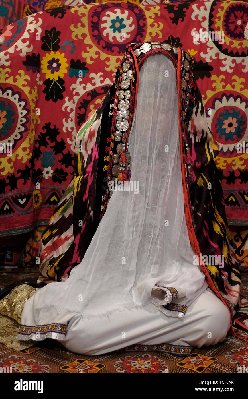 Asian bride wearing veil hi-res stock photography and images - Alamy
