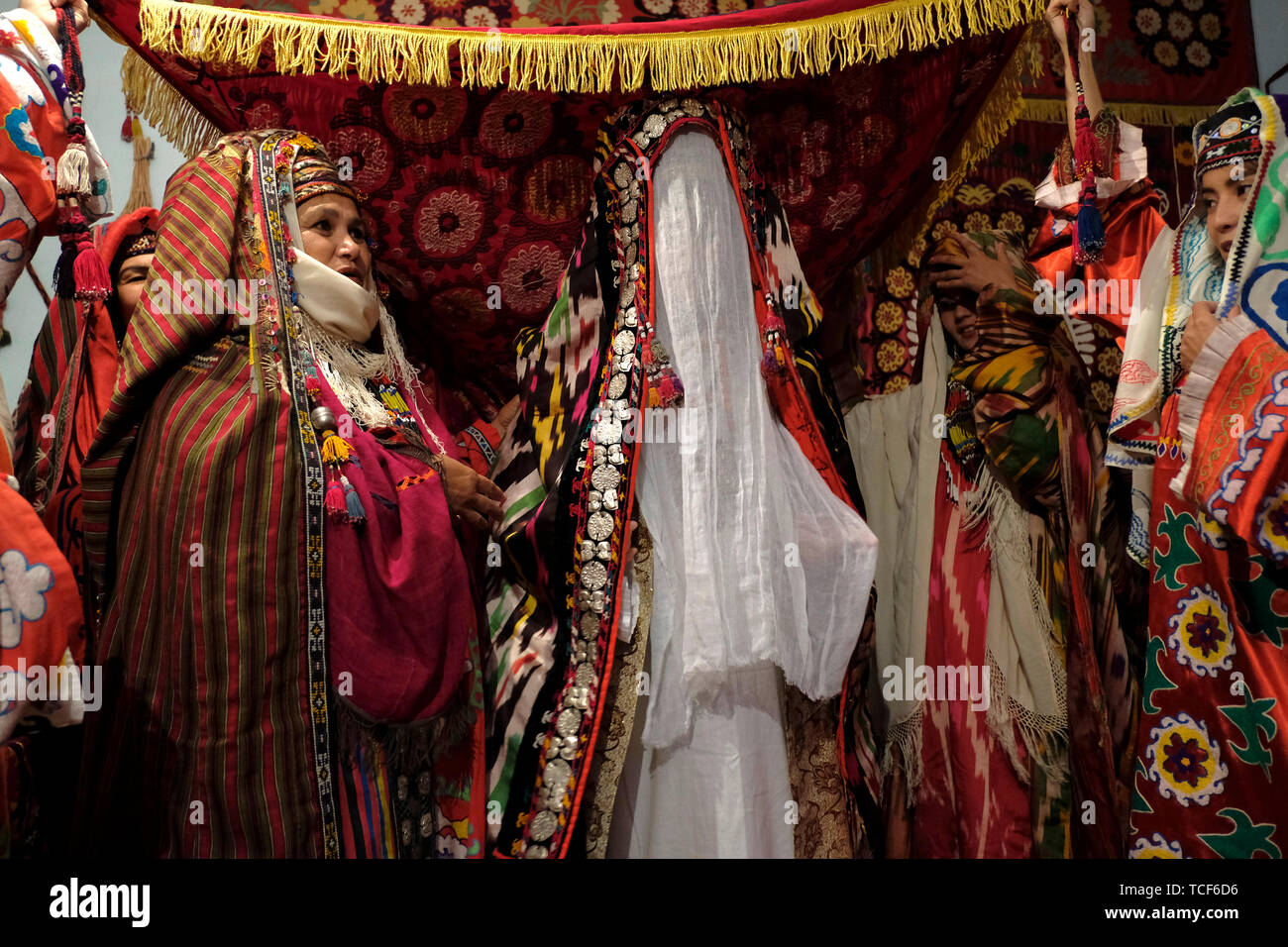 Uzbek bride wearing traditional kokoshnik tillya-kosh or tilla kosh ...