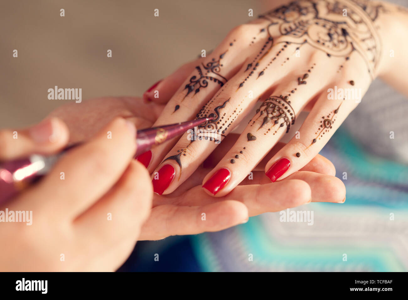Process of applying mehndi on female hands Stock Photo - Alamy