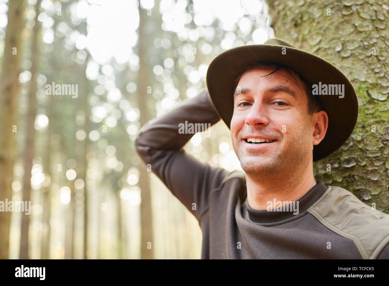 Man leaning against tree trunk hi-res stock photography and images - Alamy