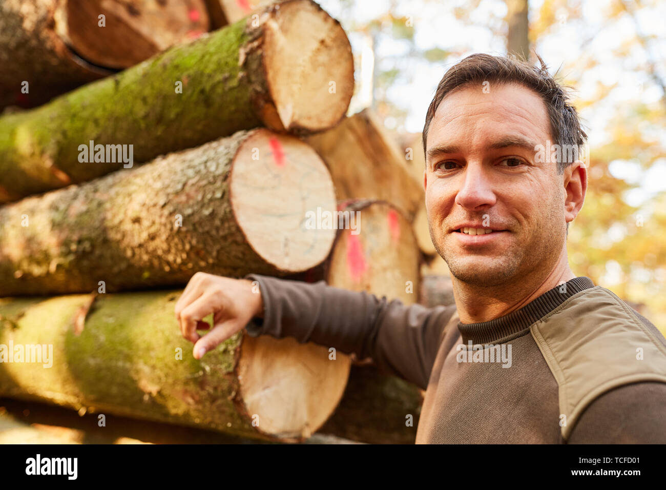 Forestry worker hi-res stock photography and images - Alamy