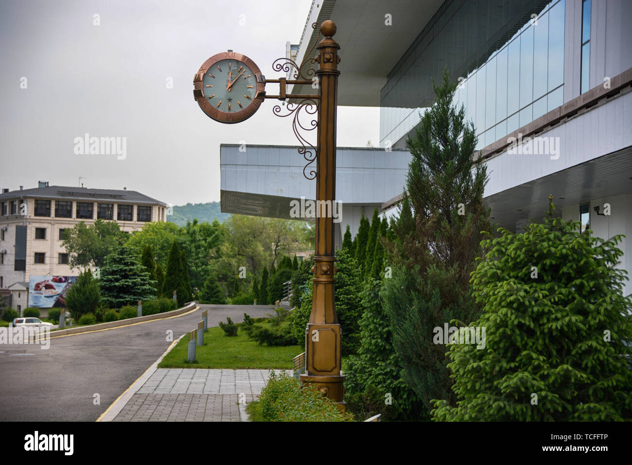 Outdoor antique pole clock hi-res stock photography and images - Alamy