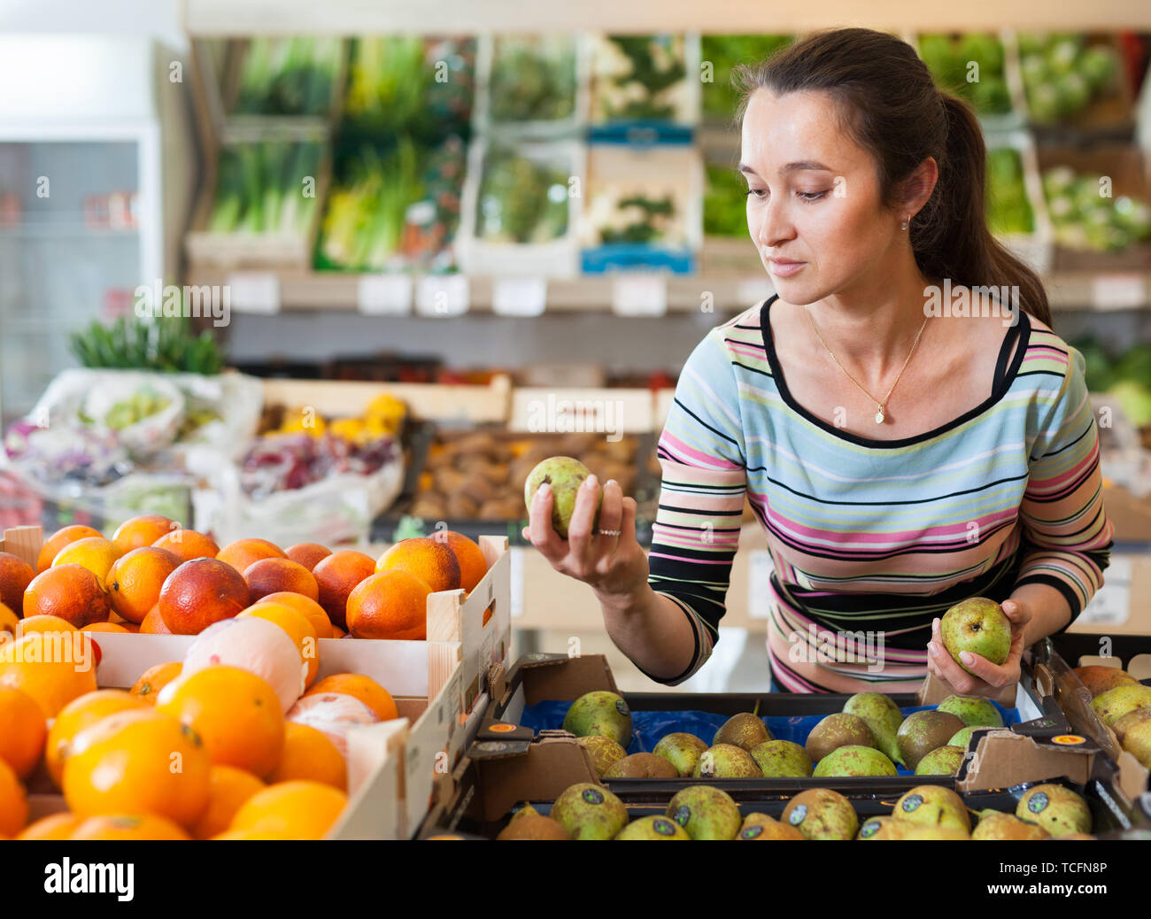 Selecting fruits hi-res stock photography and images - Alamy