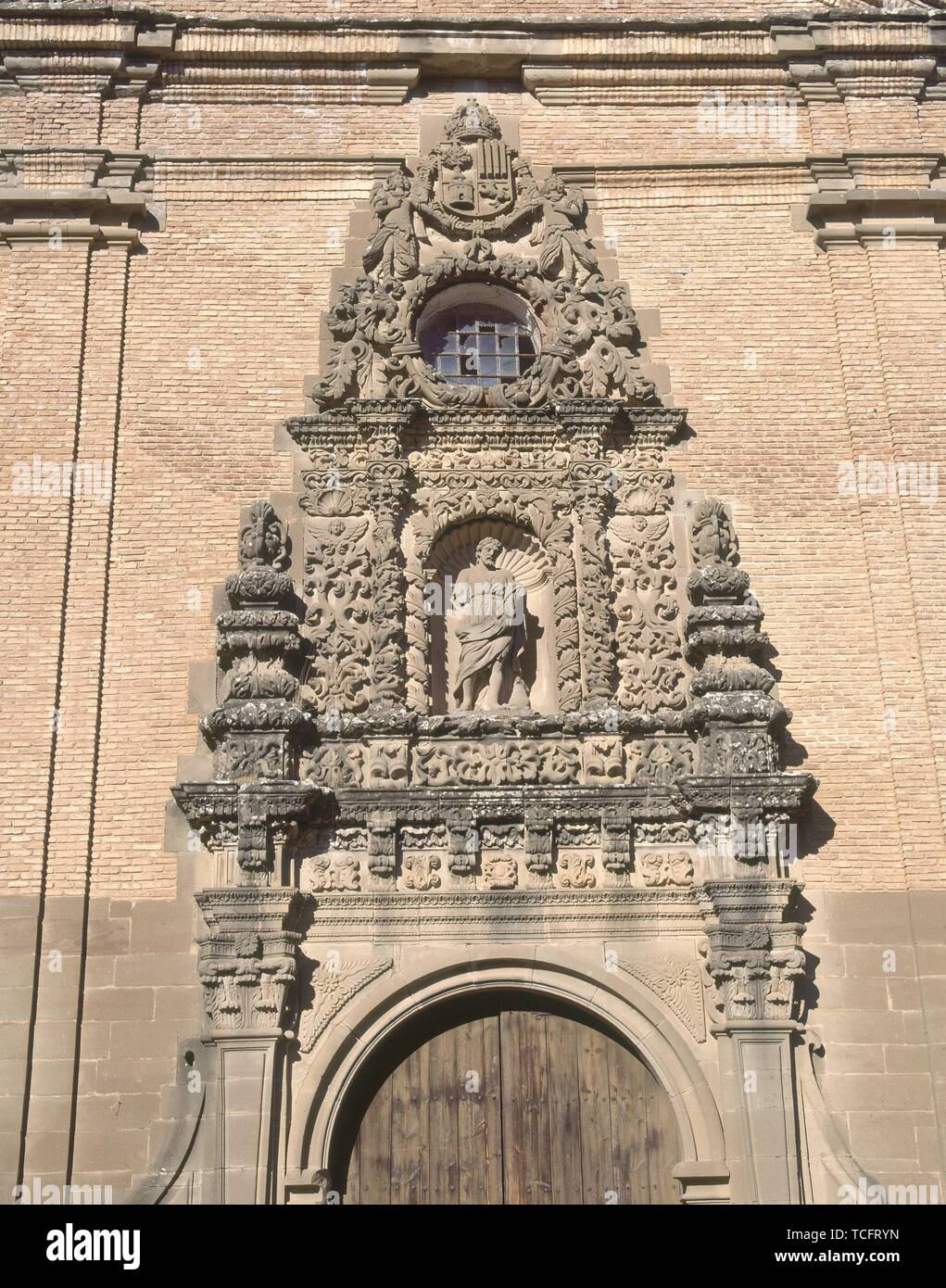 DET- PORTADA CENTRAL LABRADA CON LA ESCULTURA DE S JUAN BAUTISTA S ...