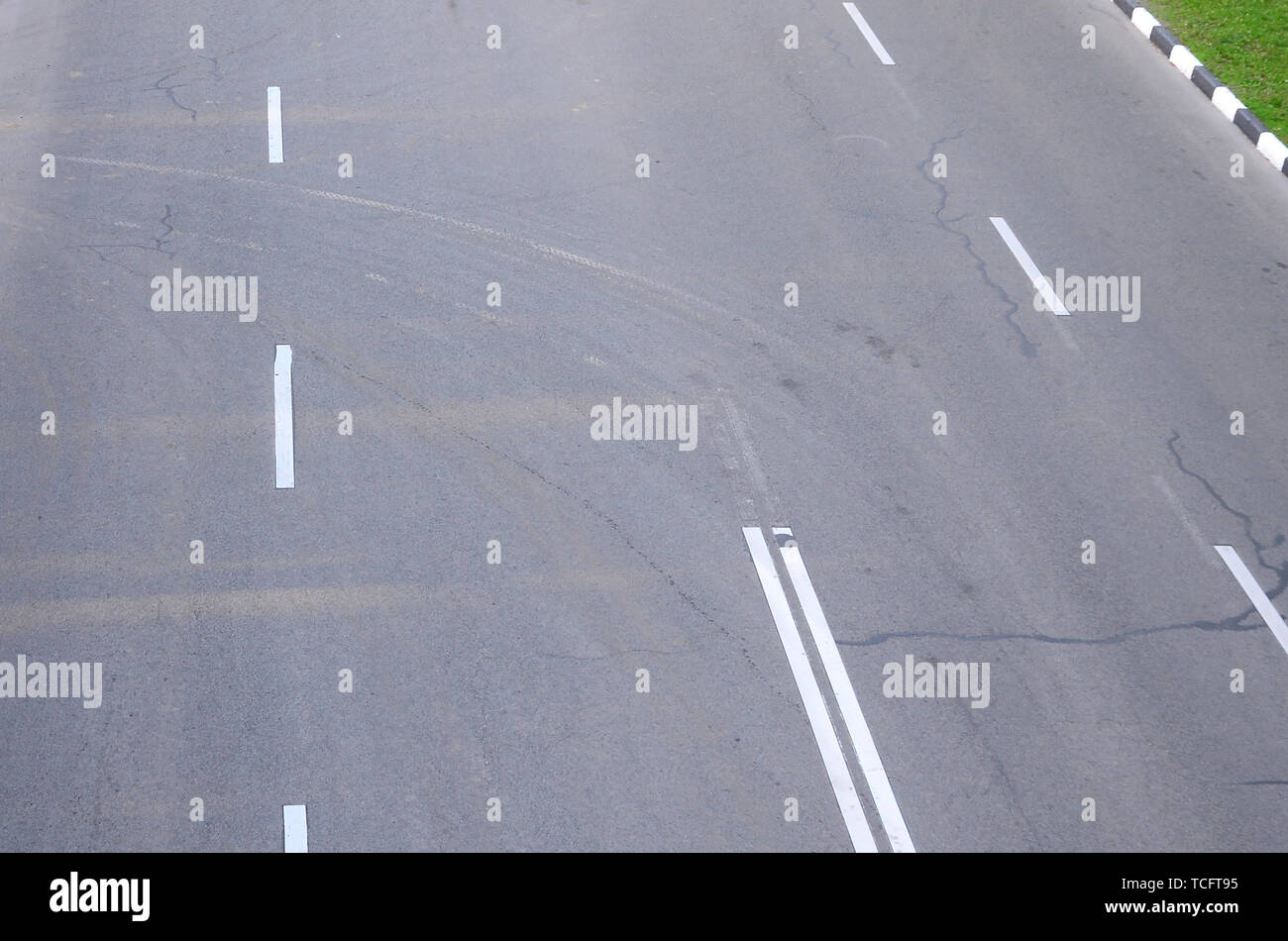 Cracked tarmac road desert hi-res stock photography and images - Alamy