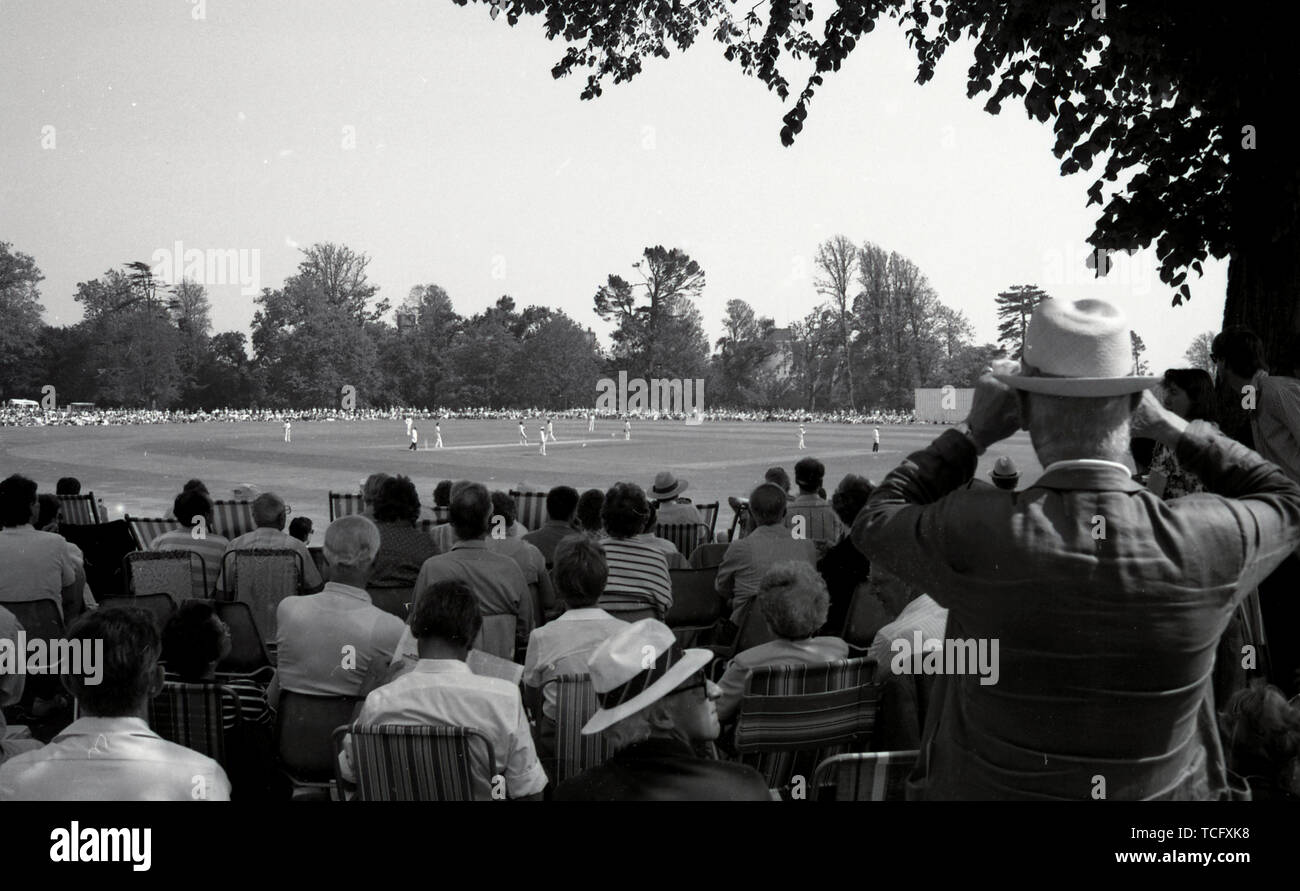 Cricket crowd hi-res stock photography and images - Alamy