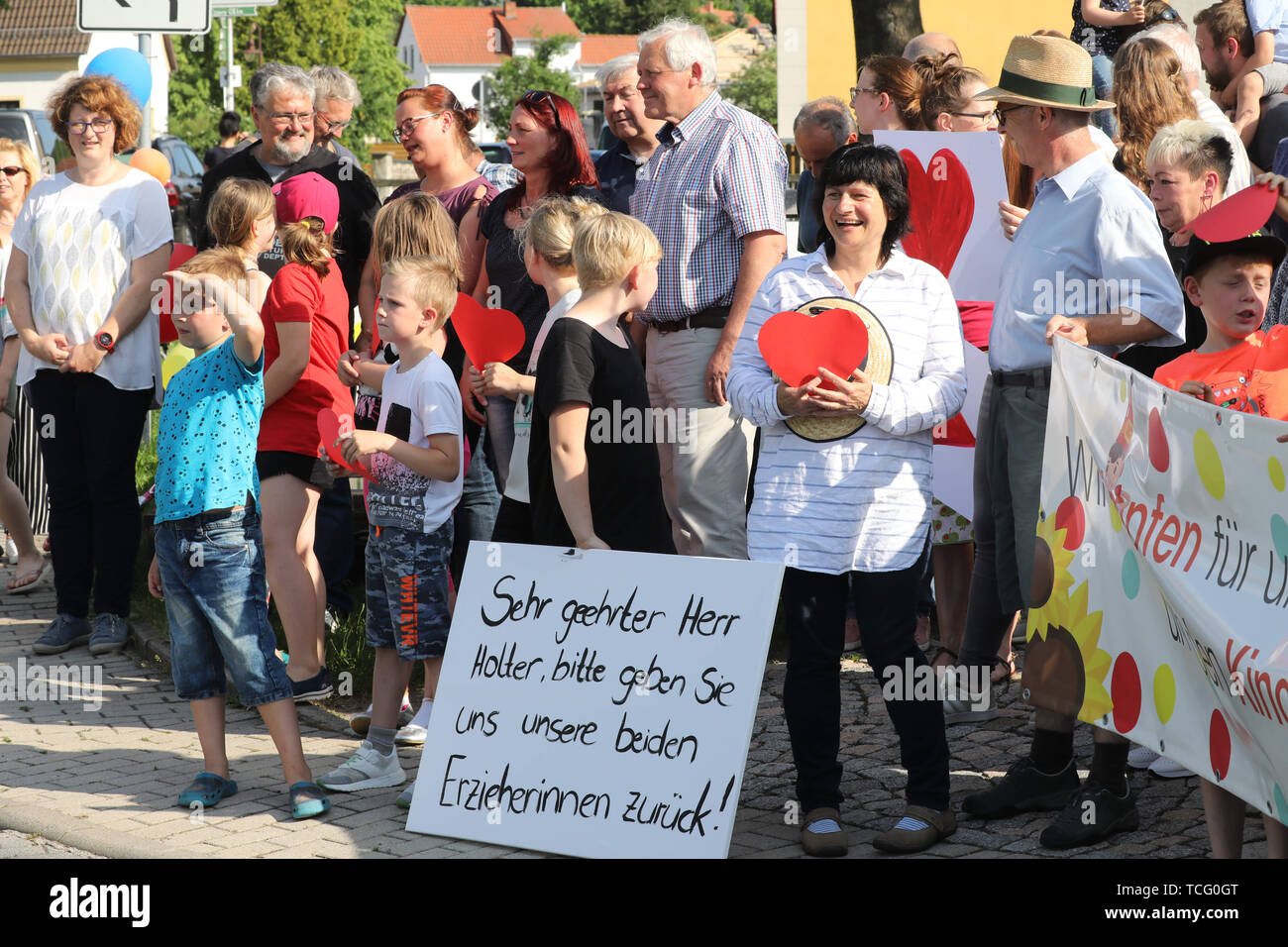 Nimritz, Germany. 07th June, 2019. Parents and villagers protest at the ...