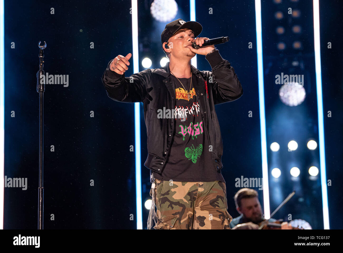 Kane brown on stage hi-res stock photography and images - Alamy