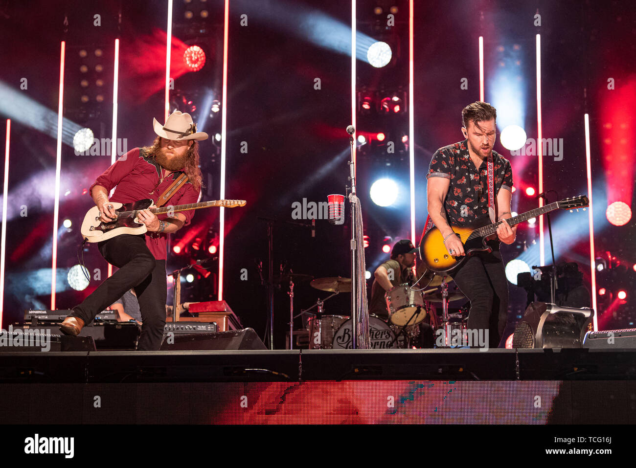 Brothers osborne perform hi-res stock photography and images - Alamy