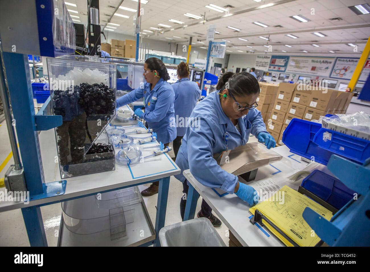 Tijuana, Mexico. 04th June, 2019. Workers pack medical products at a ...