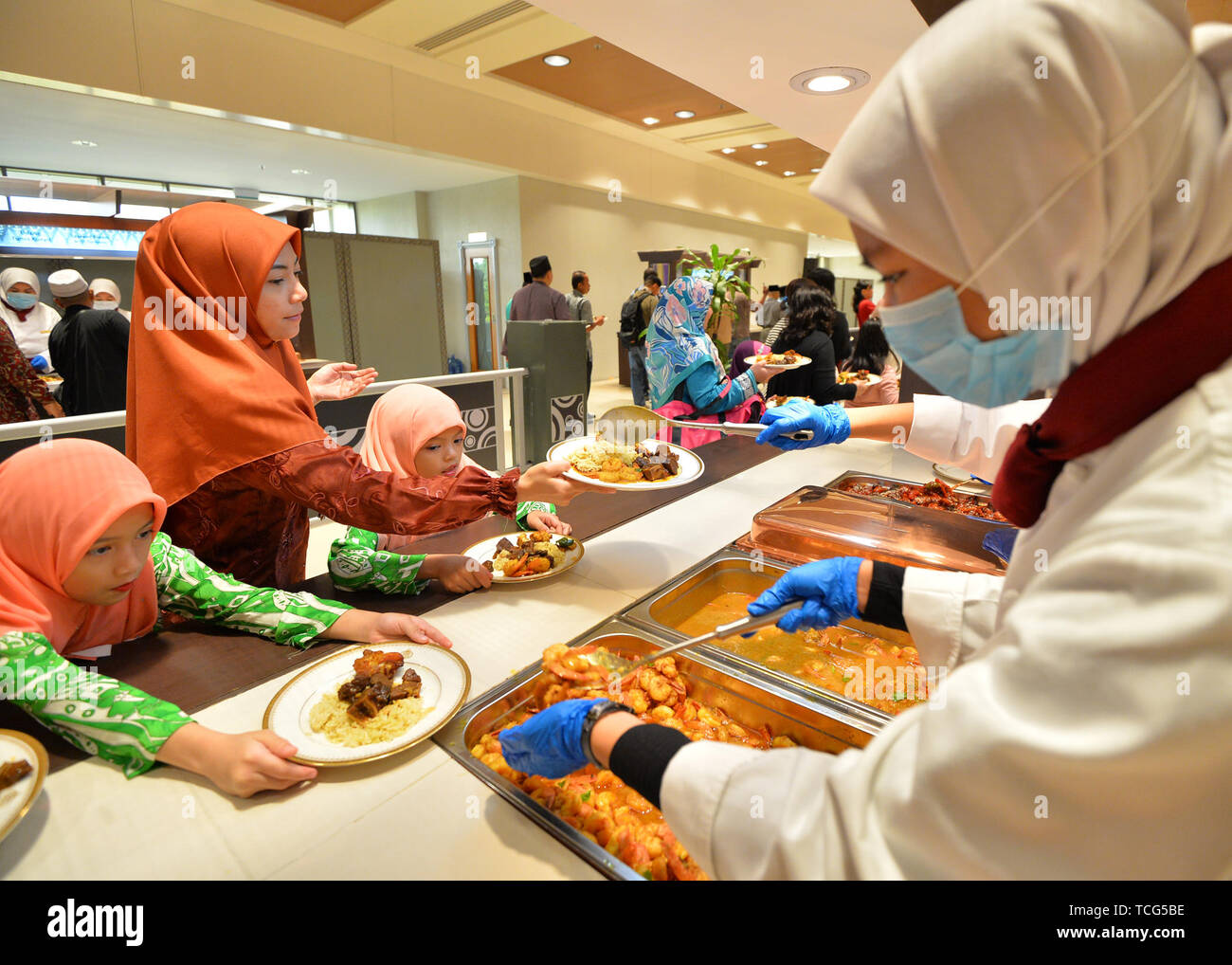 Bandar Seri Begawan, Brunei. 7th June, 2019. Visitors queue up to enjoy ...