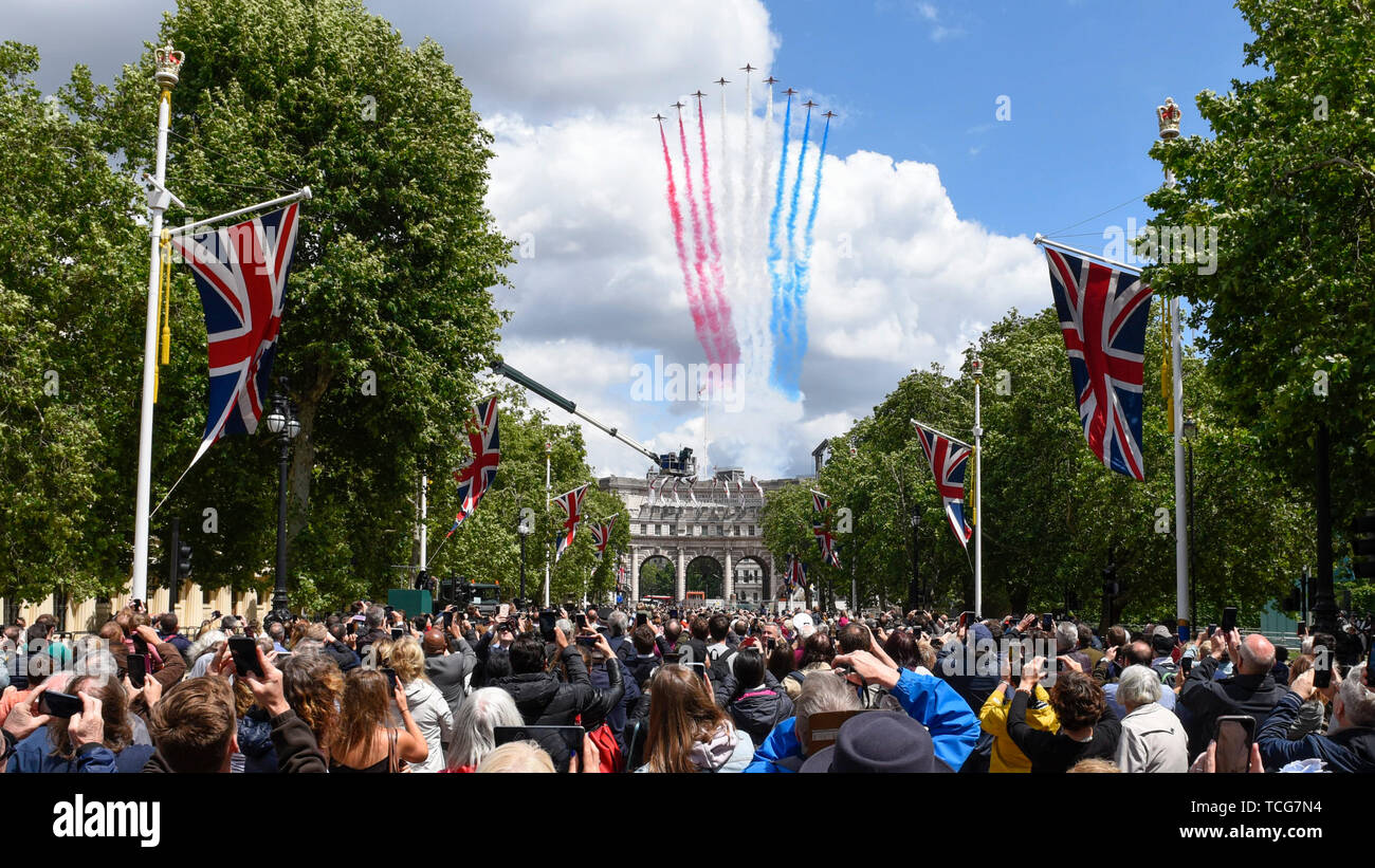 Queen's birthday flypast 2019 hi-res stock photography and images - Alamy