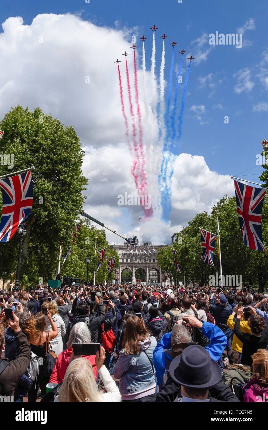 Queen's birthday flypast 2019 hi-res stock photography and images - Alamy