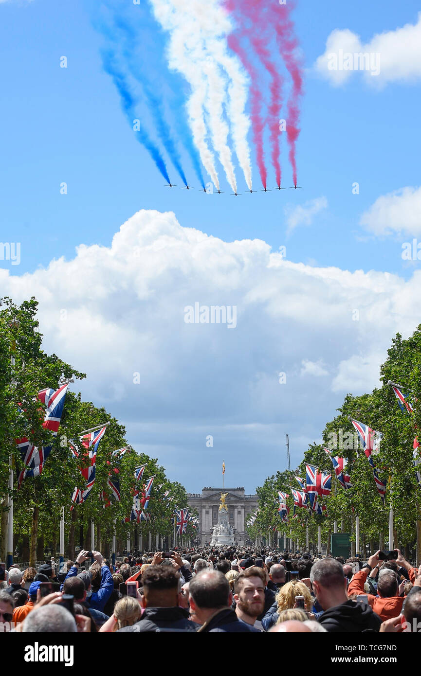 Queen's birthday flypast 2019 hi-res stock photography and images - Alamy