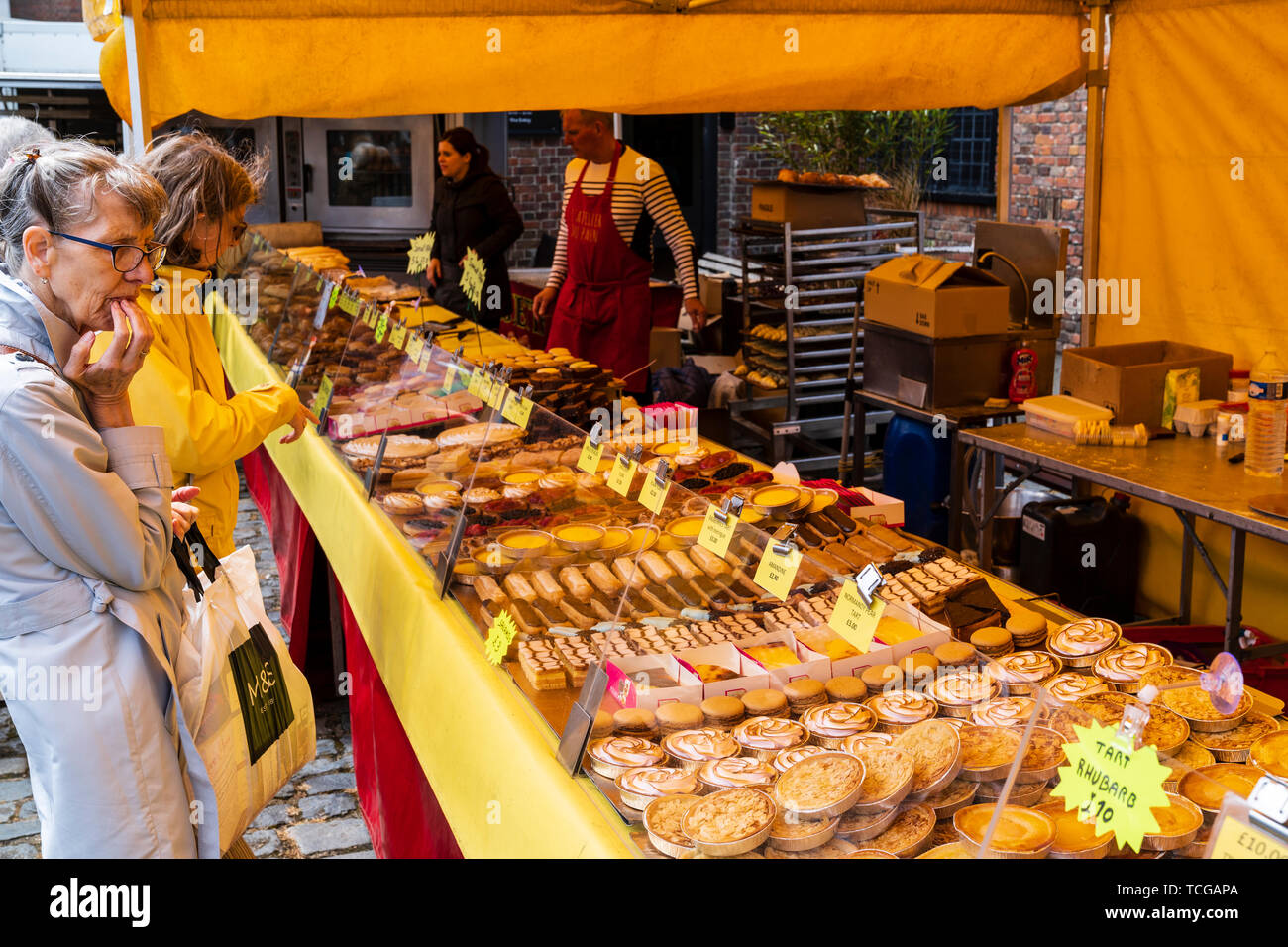 Two women with french bread hi-res stock photography and images - Alamy