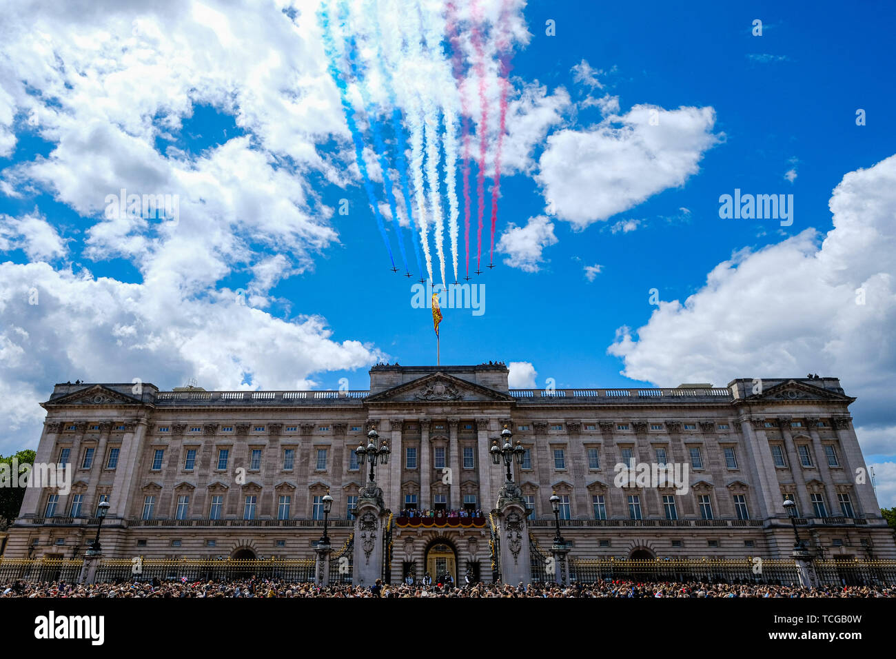 Red arrows flypast buckingham palace hi-res stock photography and ...
