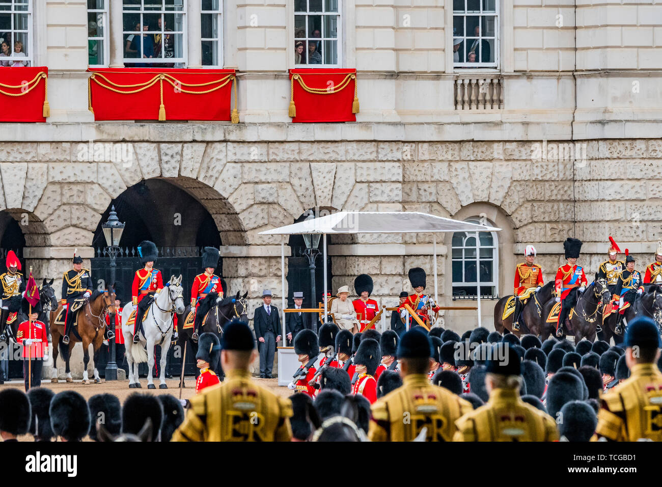 Members of the grenadier guards hi-res stock photography and images - Alamy