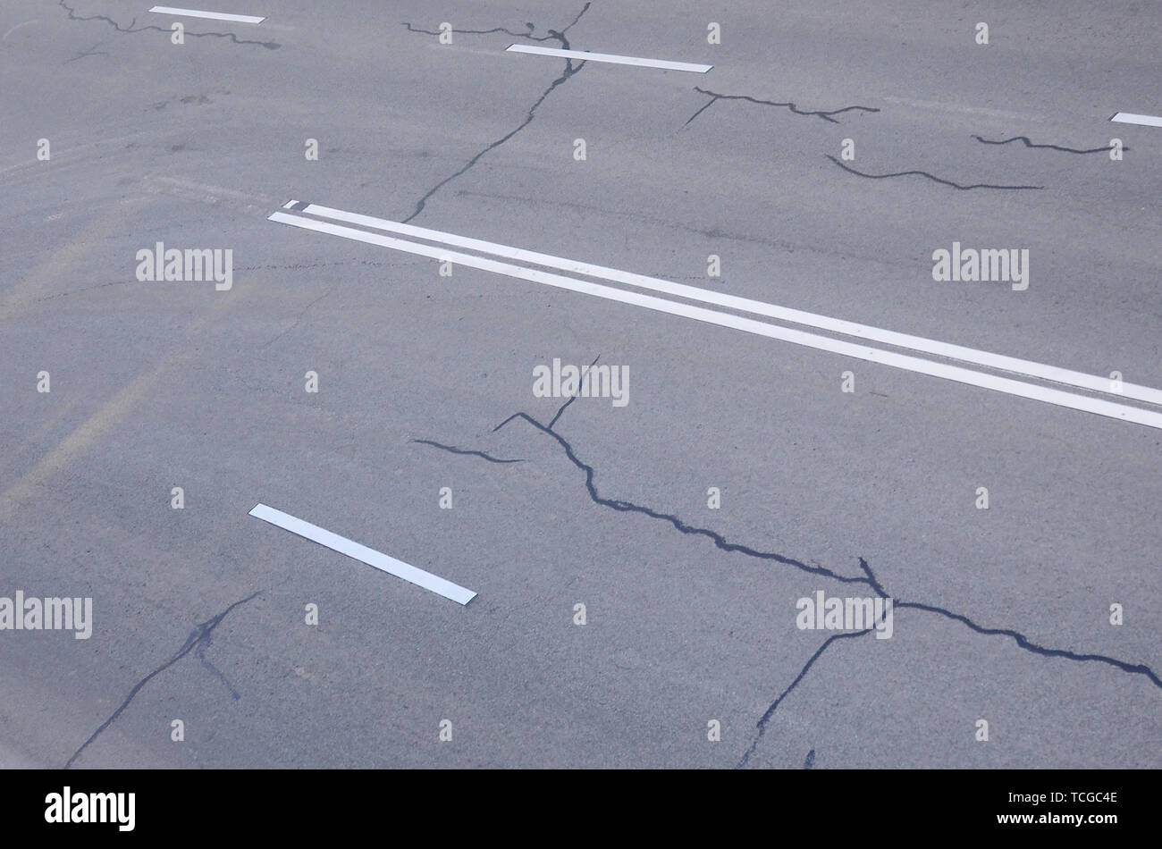 Cracked tarmac road desert hi-res stock photography and images - Alamy