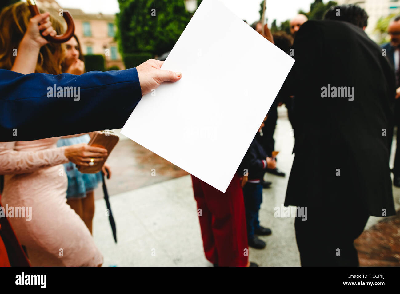 Handing a note hi-res stock photography and images - Alamy