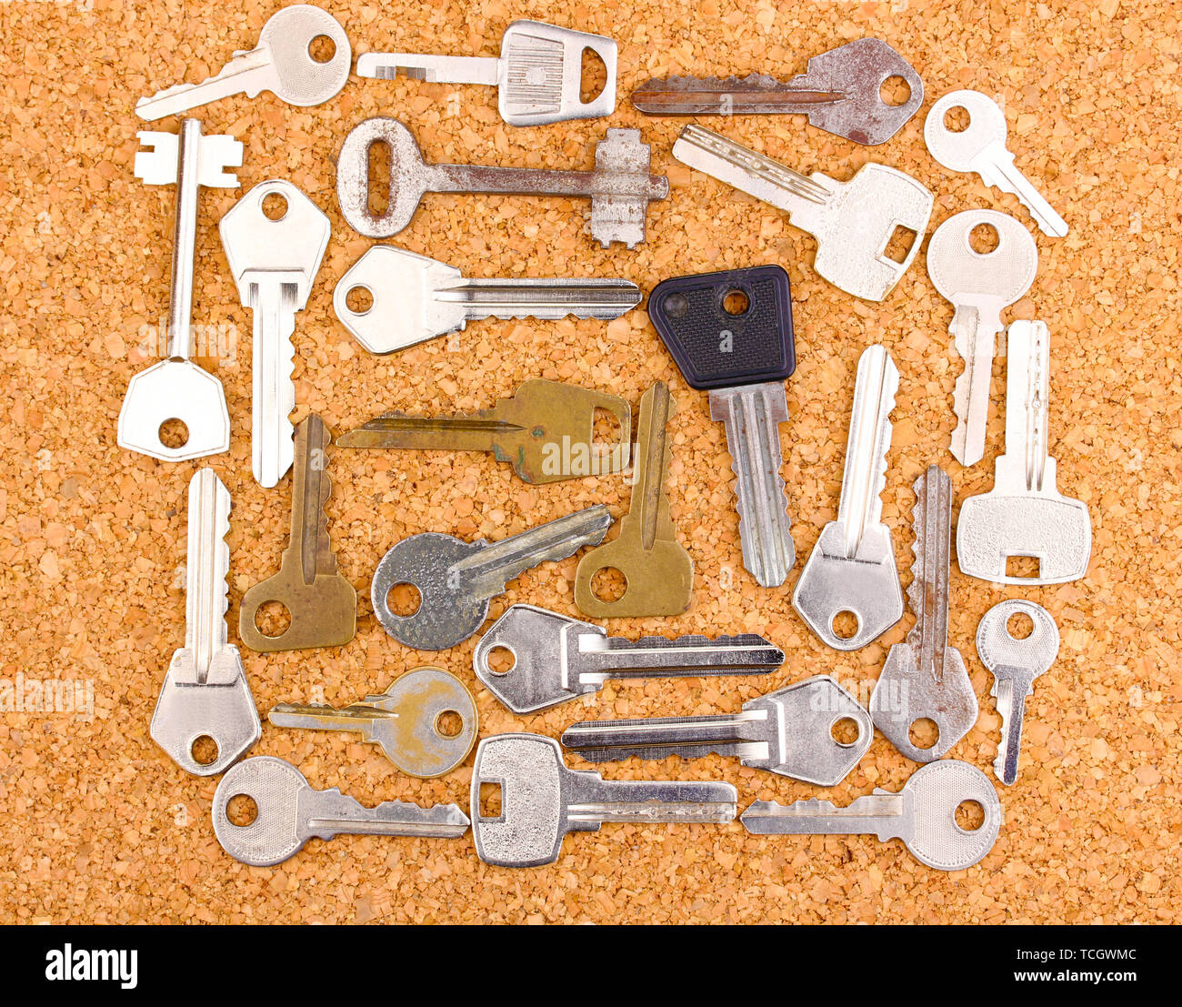 Keys on cork background Stock Photo - Alamy