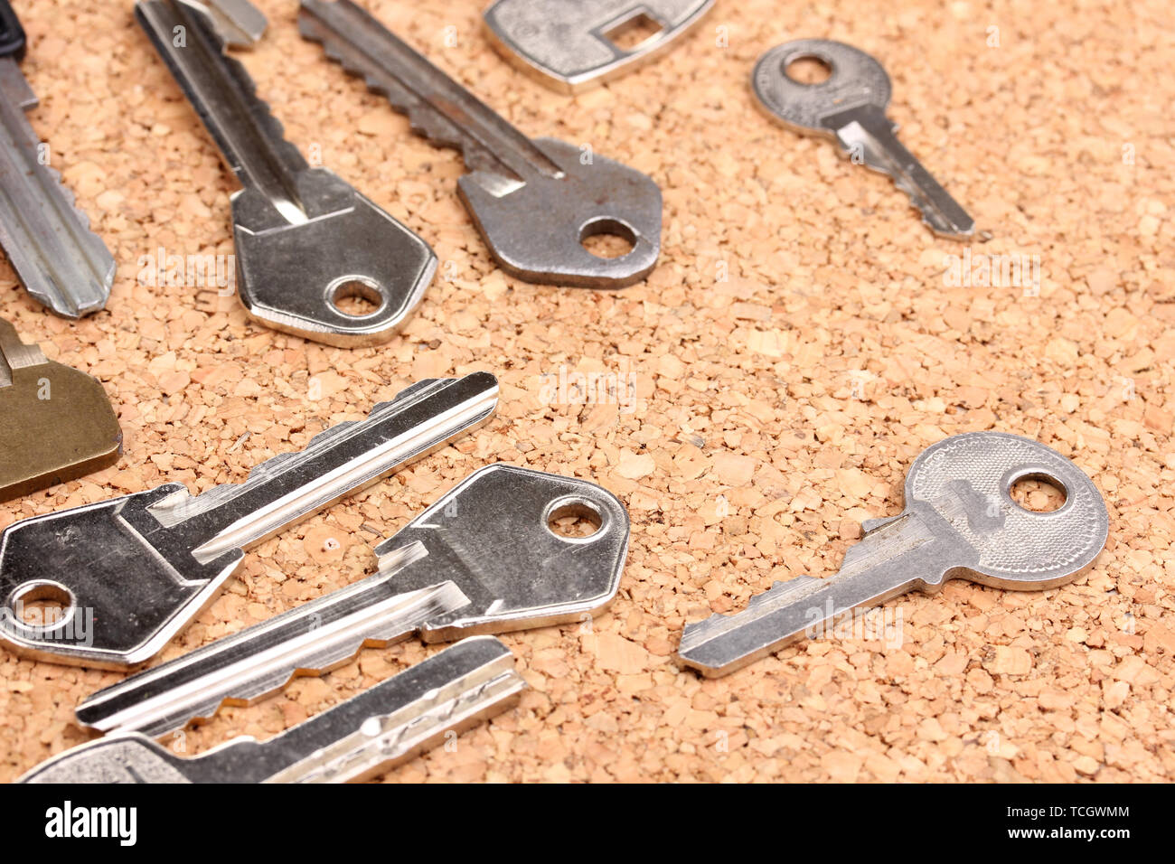 Keys on cork background Stock Photo - Alamy
