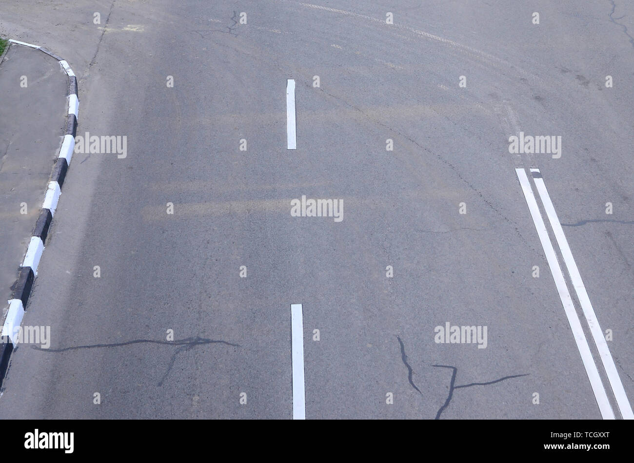 Cracked tarmac road desert hi-res stock photography and images - Alamy