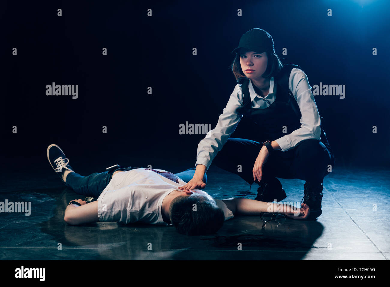 investigator checking pulse on dead man at crime scene Stock Photo - Alamy