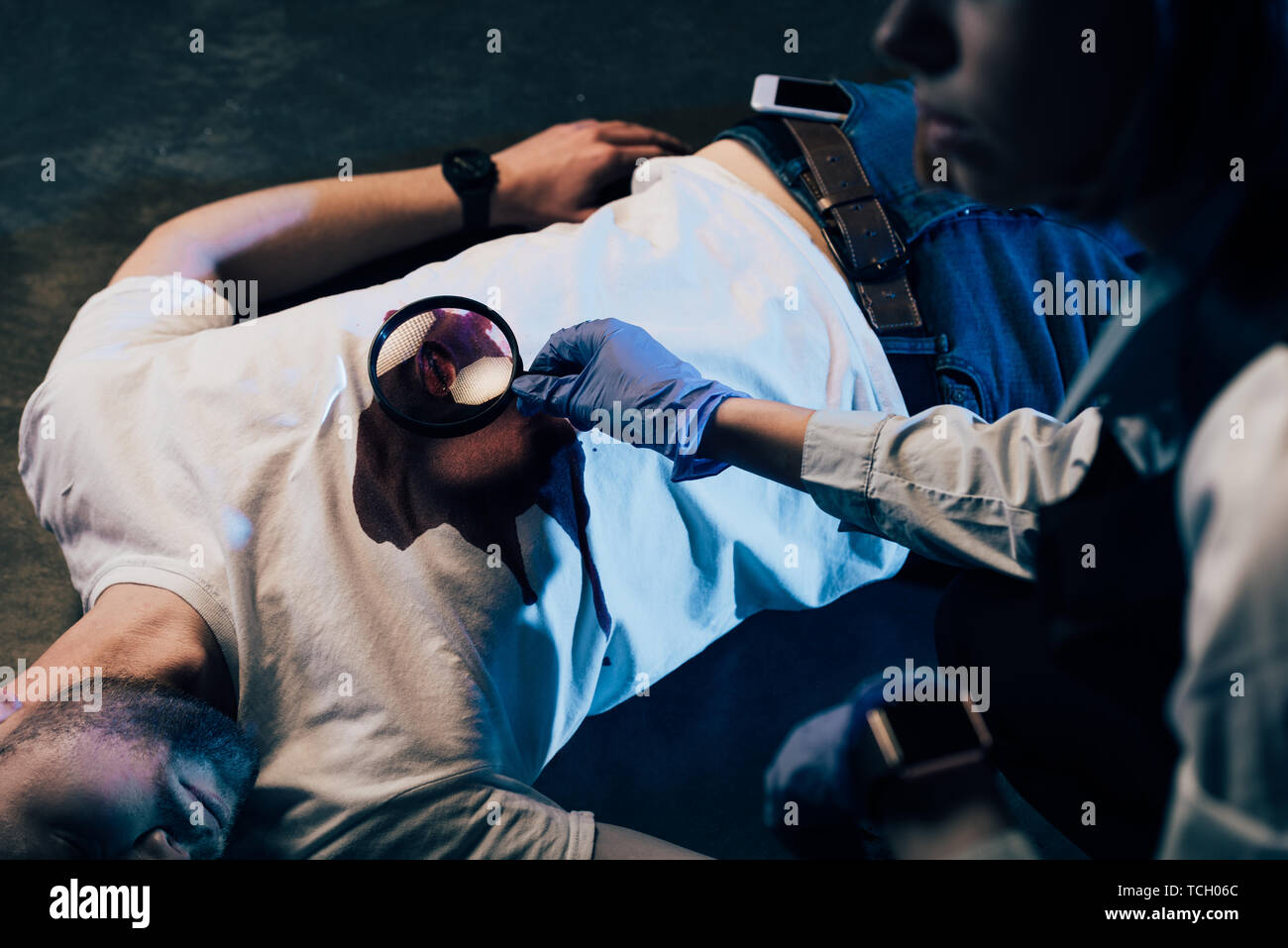 Crime scene magnifying glass hi-res stock photography and images - Alamy